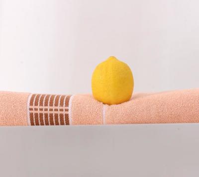 Cina Rivoluzionate la vostra esperienza di bagno con il nostro asciugamano da bagno da 70*140 cm in strisce colorate in vendita