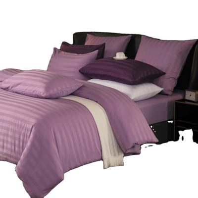 Cina 2 kg Peso 100% poliestere satinato con strisce di modello Set di biancheria da letto per casa o hotel personalizzato in vendita