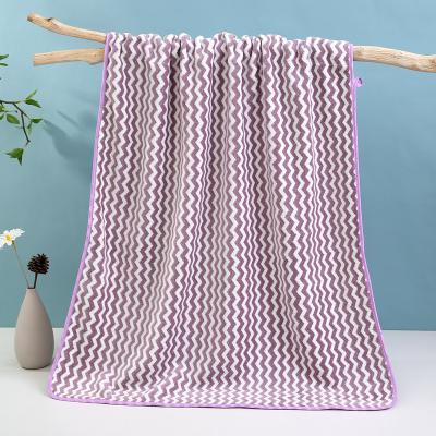 Cina Set di asciugamani da bagno unisex da 70*140 cm, con modello floreale internazionale in vendita