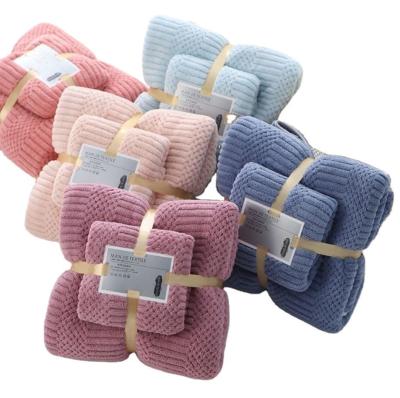 China Klanten logo Dikke absorberende polyester handdoek Baddoek sets met gunstige raster Te koop