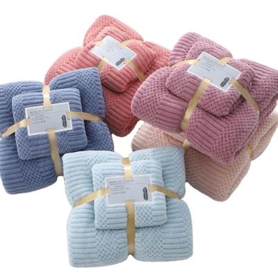 China Dikke en zachte Coral Fleece Bad Towel Set Perfect voor alle leeftijden Goede raster ontwerp Te koop