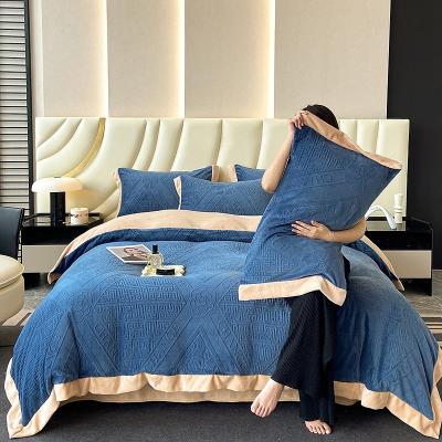 Cina 230g di biancheria da letto invernale in velluto di latte intagliato Modello solido 4 pcs per copriletto King Size in vendita