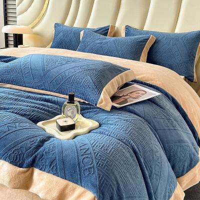 Cina 230g di biancheria da letto invernale in velluto di latte intagliato Modello solido 4 pcs per copriletto King Size in vendita