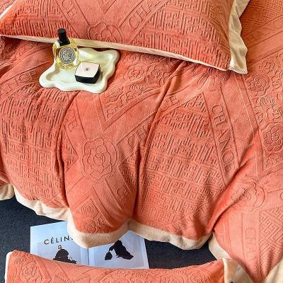 Cina 100% tessuto di poliestere Set di biancheria da letto invernale Disegno con letto di lusso e comodino king size in vendita
