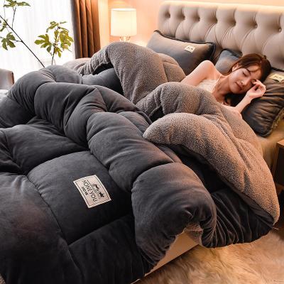 China Gepersonaliseerde kleur Verdikte lamsvlies dekbed Zachte chemische vezel dekbed Beddek Te koop