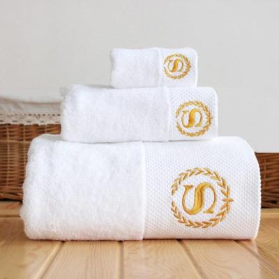 Cina Set di asciugamani per hotel con logo personalizzato, a strisce larghe, velluto corallino, 35*75cm, 70*140cm, assorbente morbido in vendita
