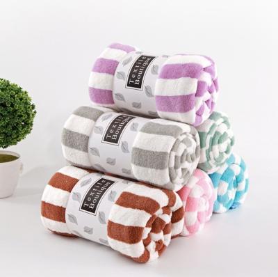 Cina 360 gsm colorato a strisce corallo pelliccia faccia asciugamano da bagno 5 pezzi Set con logo personalizzato in vendita