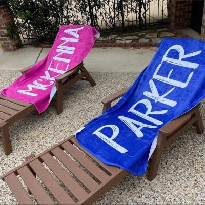 China Gepersonaliseerde zwembadhanddoek Microfiber strandhanddoek met vetgekleurde lettertype en aangepaste naam Te koop