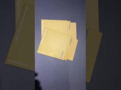 Witte kraftpapieren enveloppen met op maat gemaakt logo voor veilige verzending