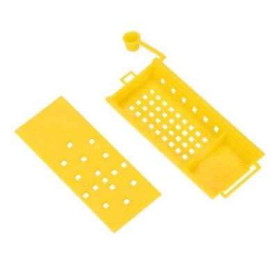 China Plastic Yellow Queen Bee Cage 8.2*3.7cm for Bee Queen Rearing System Beekeeper for sale