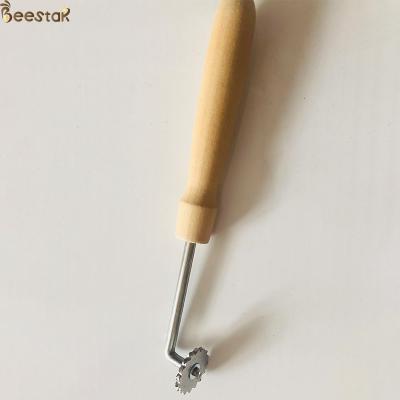 China Beekeeper Beehive Tools Wooden Handle Spur Embedder With Small Gear For Beekeeping for sale