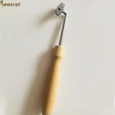 China Beekeeper Beehive Tools Wooden Handle Spur Embedder With Small Gear For Beekeeping for sale