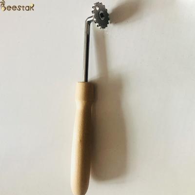 China Beekeeper Beehive Tools Wooden Handle Spur Embedder With Small Gear For Beekeeping for sale