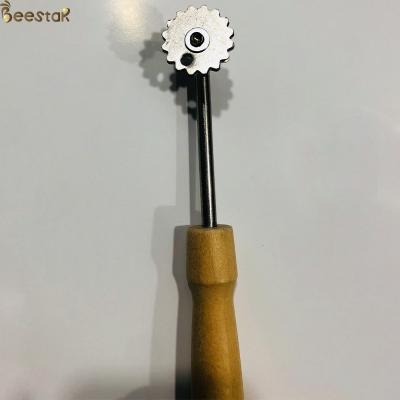 China Beekeeper Beehive Tools Wooden Handle Spur Embedder With Small Gear For Beekeeping for sale