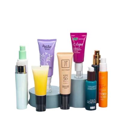 China Glanzende of Matte Oppervlakte Plastic Cosmetica Tubes Verpakking Offset Druk (MC-701) Te koop