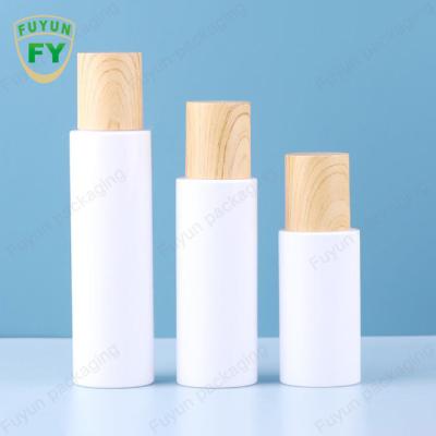 China frasco 60ml de creme geado claro com grupos de empacotamento cosméticos de vidro da tampa de bambu do teste padrão à venda