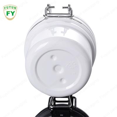 Cina 120ml Candy bianco fanno un spuntino i barattoli dell'imballaggio di plastica con Flip Top Stainless Metal Lock in vendita