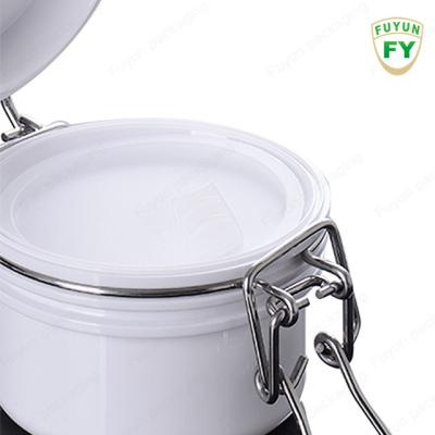 Cina 120ml Candy bianco fanno un spuntino i barattoli dell'imballaggio di plastica con Flip Top Stainless Metal Lock in vendita