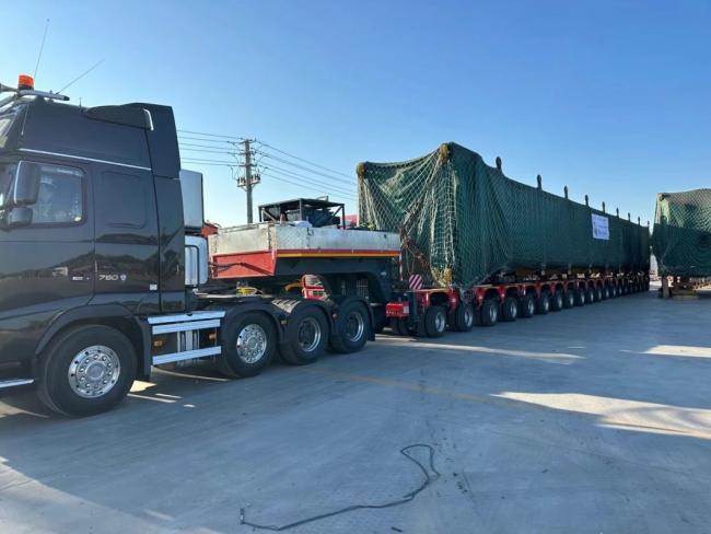 Widened Low-Flat Hydraulic Ladder Semi-Trailer rear view