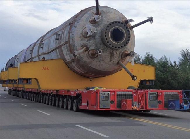 Self-Propelled Modular Transporter (SPMT) with High-Tensile Steel Trailer