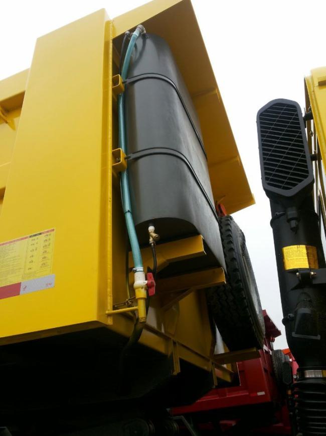 HOWO dump truck engine compartment