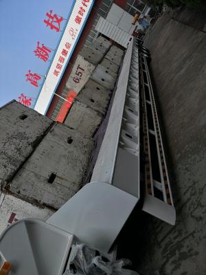 Chine 3 essieux 60/80/100 tonnes conteneur châssis chargeur camion à basse altitude remorque à basse altitude semi-remorque à plateforme basse à vendre