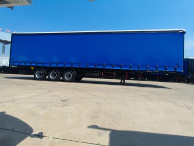 China Steel Tri Axle Side Curtain Semi-trailers met Jost E100 Landing Gear en Competitive Te koop