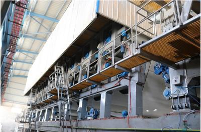 Cina la macchina del rotolo della carta della flauto di 2800mm Kraft ha ondulato la linea di produzione di carta in vendita