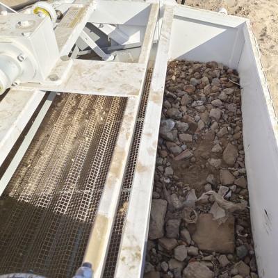 Cina Macchina per pulire la spiaggia con schermo vibrante a controllo idraulico e peso 800 kg in vendita