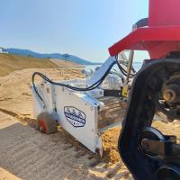 China Industrial Sand Beach Cleaning Tractor Mounted Hydraulically Controlled Vibrating Screen for sale