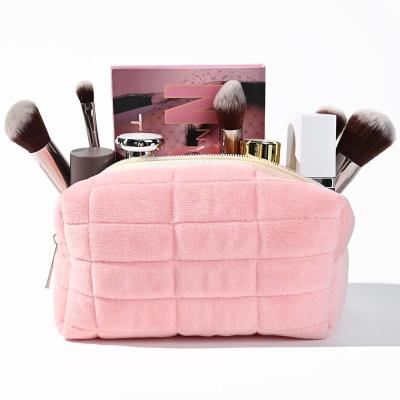 Cina Aesthetic Plush Cosmetic Makeup Bag Cute Pink Pouch Toiletry Organizer 7 × 4 inches in vendita