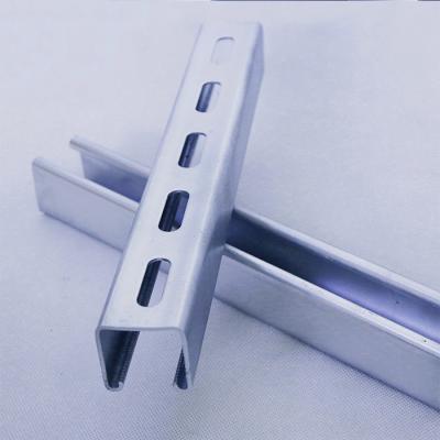Cina Q235 laminato a caldo ha galvanizzato i sostegni solari di racking del montaggio di profilo d'acciaio per i sistemi del supporto del pannello di PV in vendita
