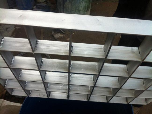 Steel grating with good ventilation, high temperature resistance and strong adaptability