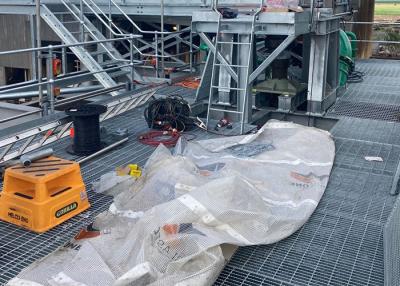 Cina la piattaforma stridente d'acciaio ha galvanizzato la grata del pavimento del trattamento di superficie usata per la piattaforma di funzionamento industriale in vendita