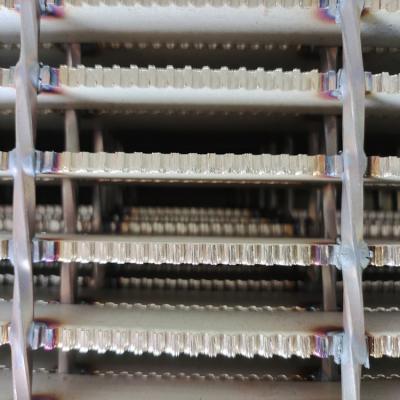 Chine Le conduit d'évacuation inoxydable de Galvanized Steel Grating de barrière a crénelé la barre à vendre