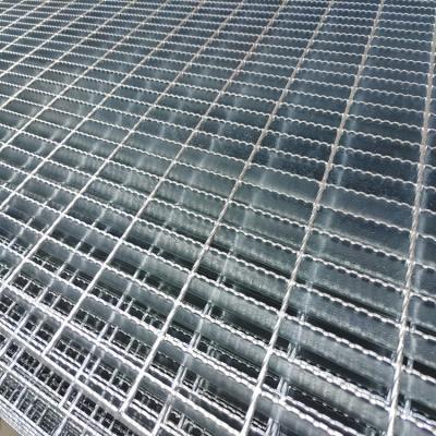 中国 建築材料の金属は30X3mm溶接された通路の棒鋼の格子格子を鋸歯状にした 販売のため