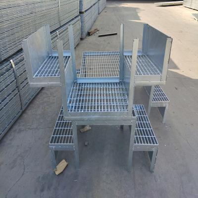 Chine Plat en acier d'étape de grille de passage d'usine chimique de plancher étanche piétonnier de grille à vendre