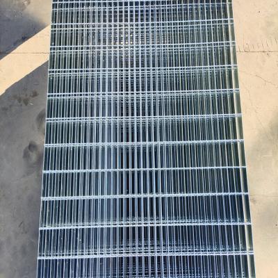 Chine L'immersion chaude soudée de grille en acier lourde a galvanisé la barre de traverse 6x6mm à vendre