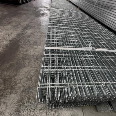 Chine Silver Coated 30mm Bearing Bar Pitched / Spaced Galvanized Floor Steel Grating à vendre
