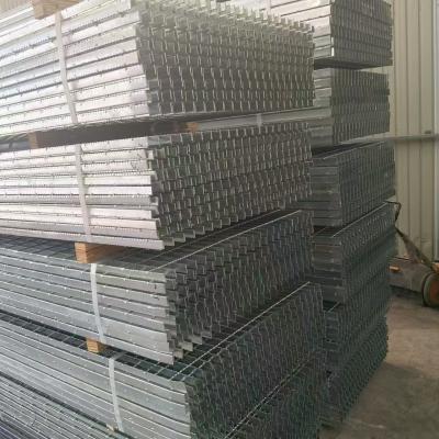 Cina La superficie è una griglia d'acciaio argento seghettata con un buon collegamento in vendita