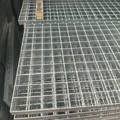 China Het oppervlak is een getande zilveren stalen rooster met een goede verbinding Te koop