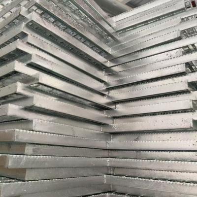 China Geventileerde en warmteafvoerende stalen roosterplaat voor optimale prestaties en efficiëntie Te koop