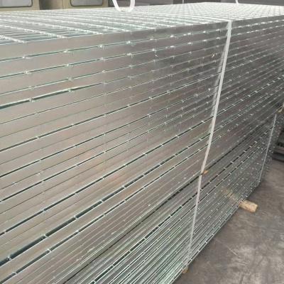 China Com propriedades de vento e antiderrapante, a estrutura é estável e pode ser personalizada grelha de aço prateado de tamanho à venda