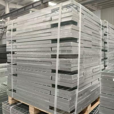 Chine Slip Resistant 10mm Twisted Steel Rods Grating / Saw Tooth Steel Grating With 30mm Bearing Bar Pitch à vendre