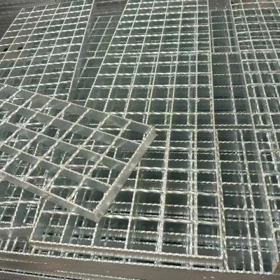 Китай Оцинкованные тяжелые зубчатые стальные решетки с антискользящим дренажем продается