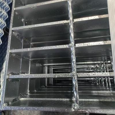 Cina Griglia di pavimento in acciaio industriale saldata a pressione di macchina con superficie liscia e luminosa in vendita