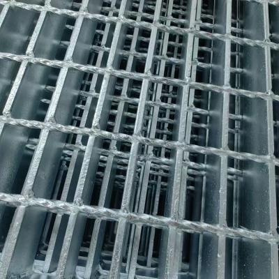 China Grelha de aço inoxidável com superfície galvanizada a quente 30 mm Pitch para piso à venda