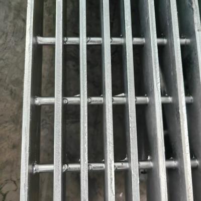 China Zilveroppervlakte Industriële stalen roostermachine onder druk gelast Gemakkelijke installaties Sinds 1990 Te koop