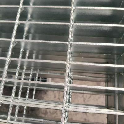 China Rejas de acero de alta visibilidad con bordes de seguridad que mejoran la seguridad en el lugar de trabajo en venta