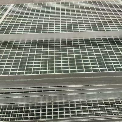 China Rejas de acero de alta visibilidad con bordes de seguridad que mejoran la seguridad en el lugar de trabajo en venta